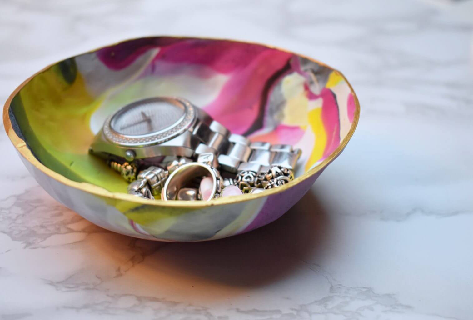 Maak een leuk bakje van Fimo klei waarin je sieraden kunt bewaren